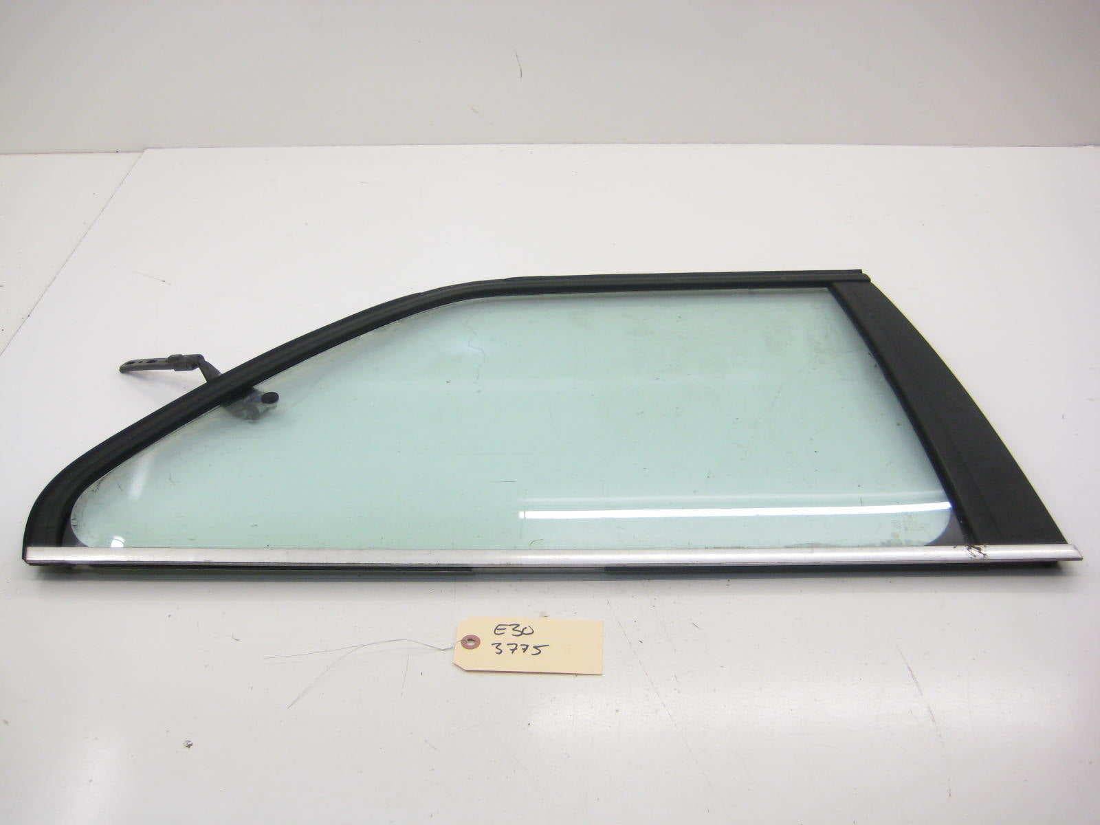 Passenger Right Flip Pop Out Window - Classic Daily